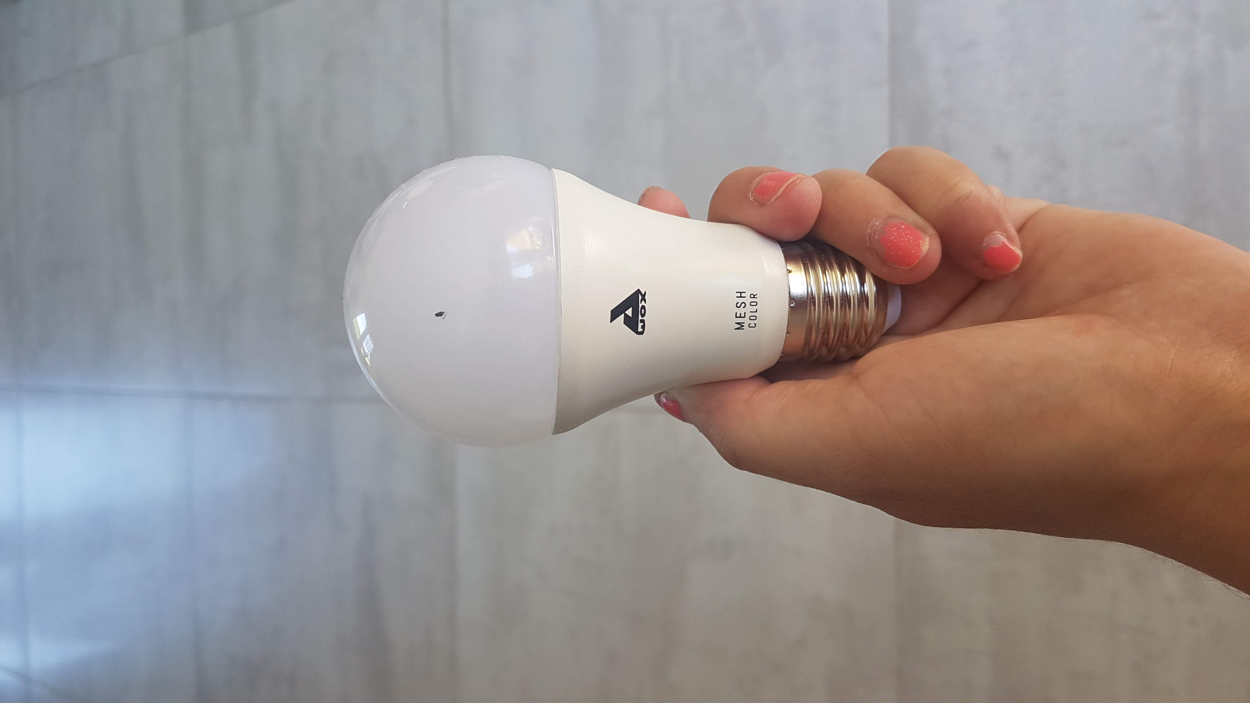 Des ampoules connectées et colorées avec Awox - La Maison des Filles